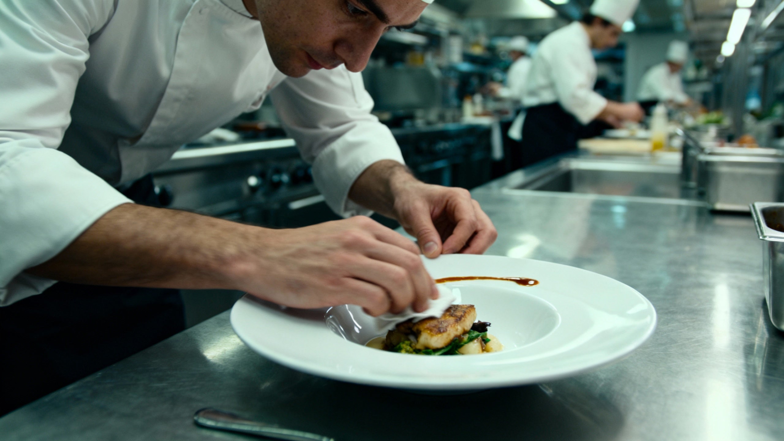 White Plates: Why Chefs Love (and Hate) Them